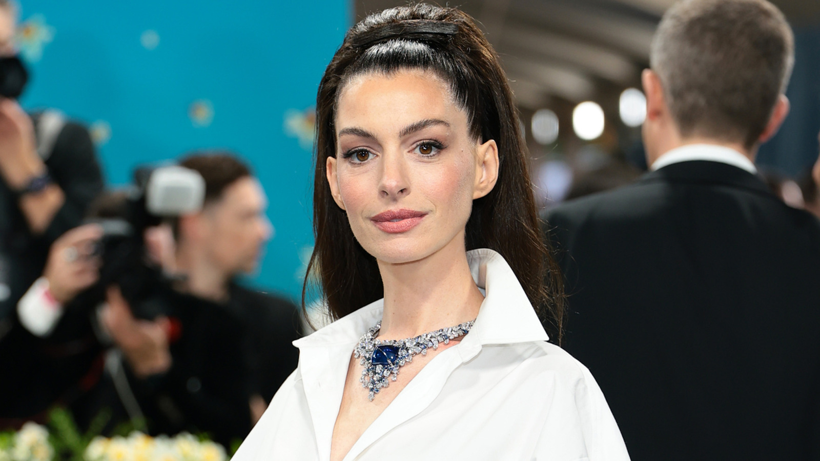 Anne Hathaway's Underwhelming 2025 Met Gala Outfit Shows She's Clinging ...